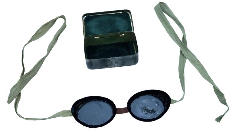 IMCS Militaria | British WW2 Dust Goggles in metal case